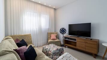 Apartamento básico | Área de estar | TV
