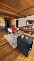 Suite Deluxe, não fumadores, vista para o pátio | Sala | Smart TV de 32 polegadas com canais digitais, filmes em estreia 