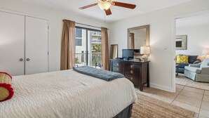 Apartamento em Condomínio Fechado, várias camas (Romar Beach 105) | 2 quartos 