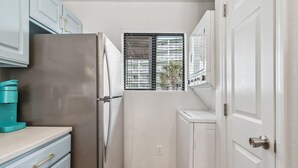 Apartamento em Condomínio Fechado, várias camas (Romar Beach 105) | Interior