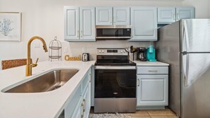 Apartamento em Condomínio Fechado, várias camas (Romar Beach 105) | Cozinha privada