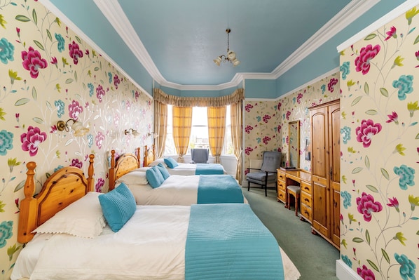 Quarto quádruplo luxo | Frigobar (abastecido com itens grátis), individualmente decorados