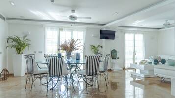 Suite, varanda, vista para o jardim | Cofre no quarto, cortinas/cortinados opacos, ferro/tábua de engomar