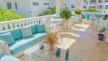 Suite, varanda, vista para o jardim | Cofre no quarto, cortinas/cortinados opacos, ferro/tábua de engomar