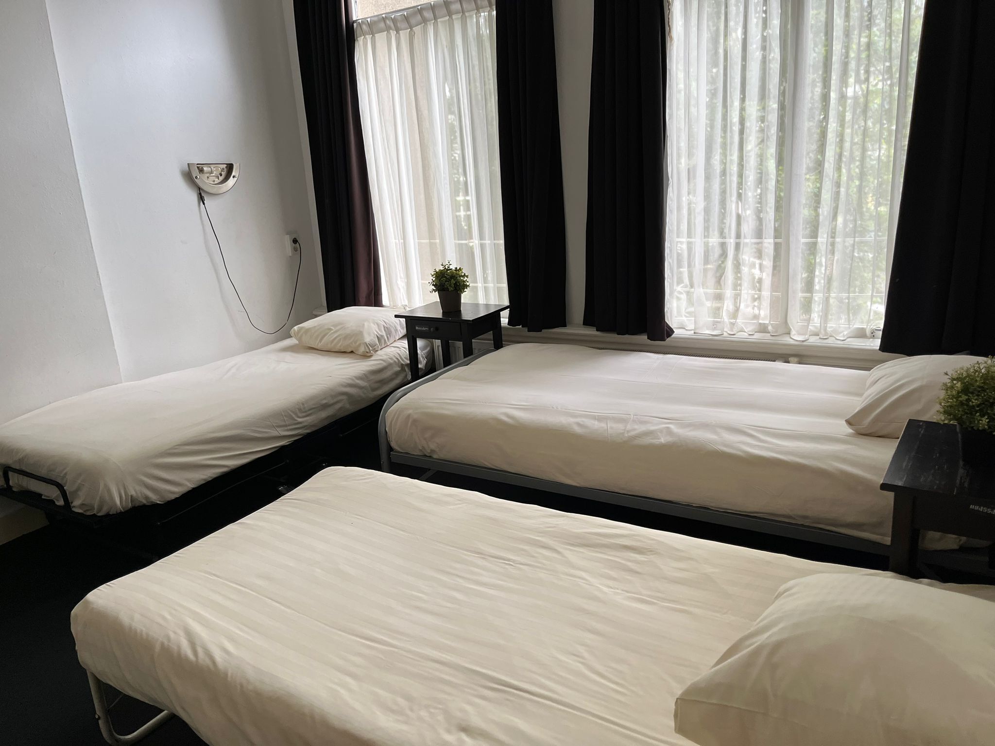Quarto Triplo Comfort, vista para o jardim | Ferro/tábua de engomar, Wi-fi grátis 