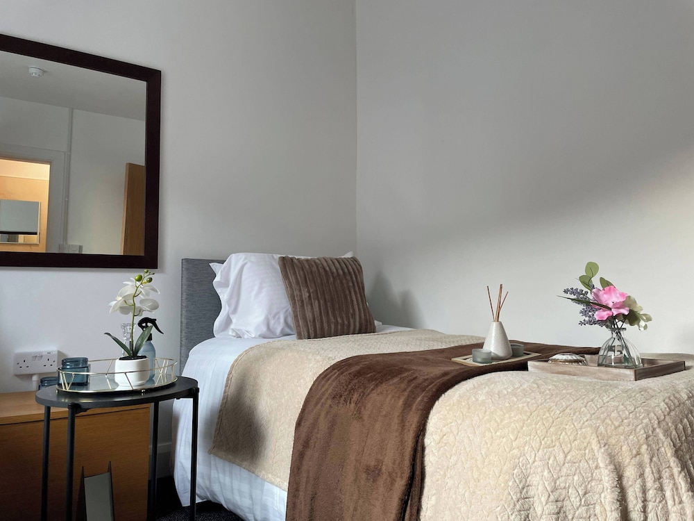 10 Bed Flat - Sleeps 20 - Pets - Parking - Wifi - Irlanda