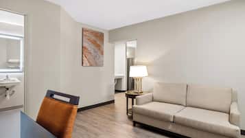 Quarto, 1 cama King, acessível, para não fumantes | Área de estar