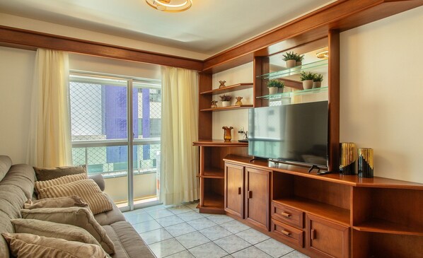 Apartamento básico | Área de estar | Smart TV 32 polegadas com canais digitais