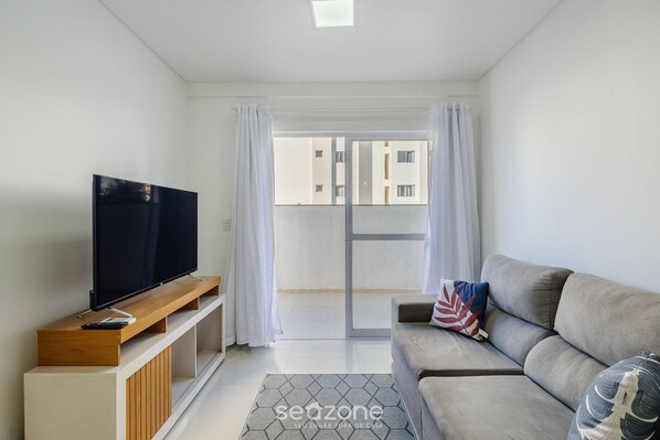 Apartamento Básico | Sala de estar | Smart TV de 32 polegadas com canais digitais 