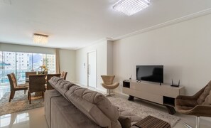 Apartamento Básico | Sala de estar | Smart TV de 32 polegadas com canais digitais 