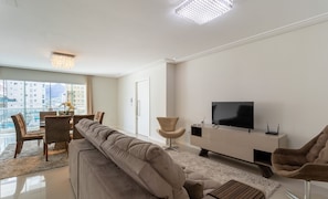 Apartamento Básico | Sala de estar | Smart TV de 32 polegadas com canais digitais