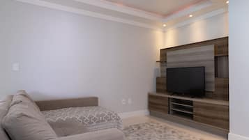 Apartamento Básico | Sala de estar | Smart TV de 32 polegadas com canais digitais