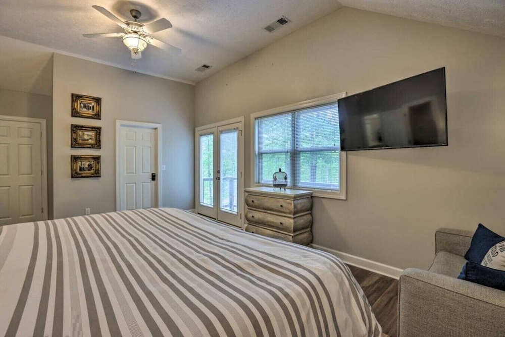 Dockside Lakefront Escape w/ Deck Views - Tallapoosa County | Vrbo