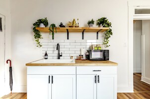 Geladeira grande, micro-ondas, fogão, cooktop