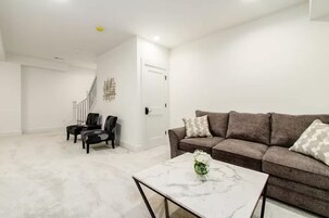 Casa de Luxo, não fumadores, ar condicionado | Sala de estar | Smart TV de 55 de polegadas com canais digitais, Netflix, Hulu 