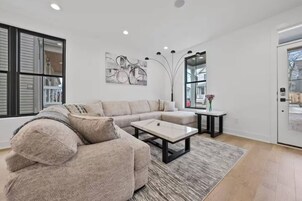 Casa superluxo, 6 quartos, para não fumantes, ar-condicionado | Área de estar | Smart TV 55 polegadas com canais digitais, Netflix, Hulu