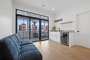 Casa superluxo, 6 quartos, para não fumantes, ar-condicionado | Área de estar | Smart TV 55 polegadas com canais digitais, Netflix, Hulu