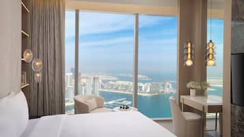 Roupa de alta qualidade, edredões de penas, minibar, cofre no quarto