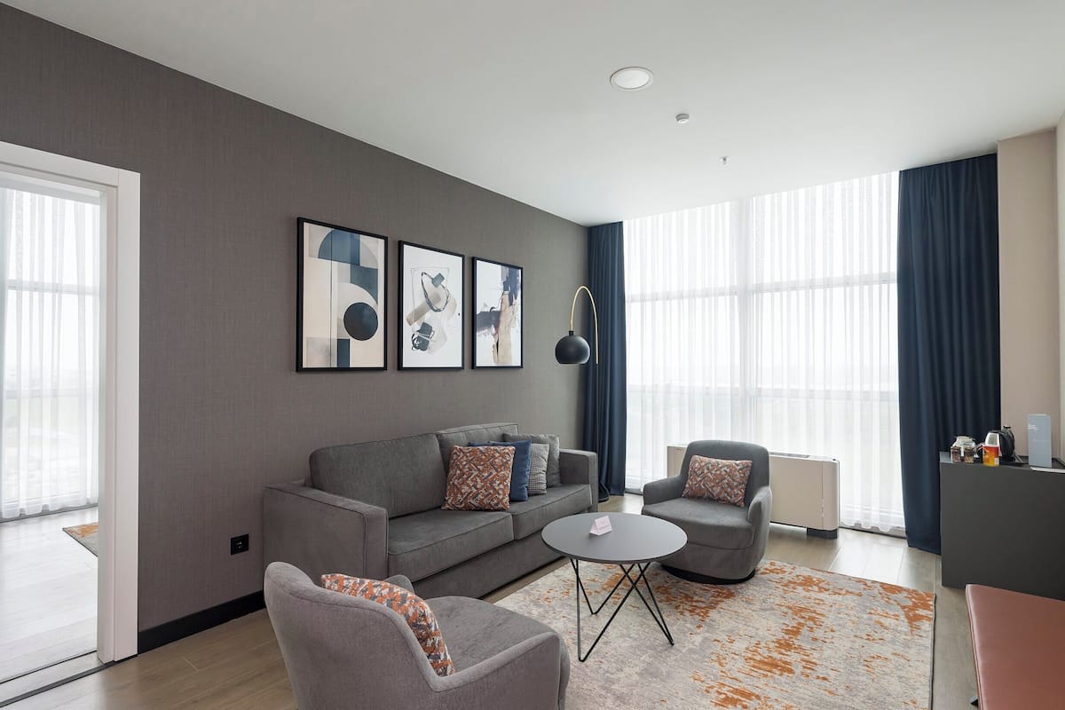 Suíte executiva, 1 quarto | Roupas de cama premium, cofres nos quartos