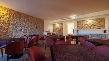 Café da manhã com buffet grátis todos os dias