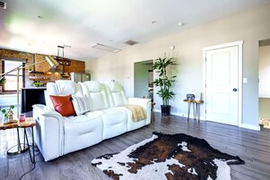 Casa Exclusiva, 2 quartos, não fumadores, aceitam-se animais de estimação | Sala de estar | Smart TV de 55 de polegadas com canais digitais, Netflix, Hulu 
