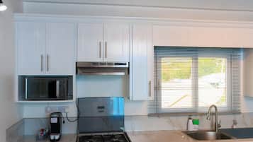 Apartamento, vista para a montanha | Cozinha privada | Uma cafeteira/bule, um frigorífico, um micro-ondas, um forno