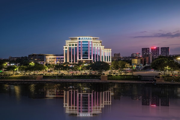 Guangzhou Elegant International Hotel Panyu Square Metro Station Branch - Free Shuttle Bus To Canton Fair Complex During Canton Fair Period & Free Deliver Service To Guangzhou Baiyun International Airport - Guangzhou