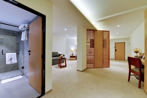 Fern Club Room | Cofre no quarto, secretária