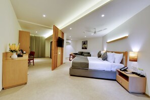 Fern Club Room | Cofre no quarto, secretária