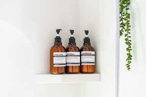 Casa família, 4 quartos, aceita animais de estimação | Banheiro | Chuveiro com efeito de chuva, produtos de toalete biodegradáveis