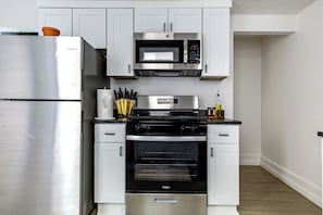 Geladeira grande, micro-ondas, fogão, cooktop