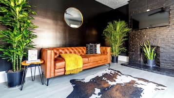 Casa Familiar, 4 quartos, aceitam-se animais de estimação | Sala de estar | Smart TV de 55 de polegadas com canais digitais, Netflix, Hulu