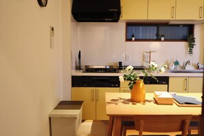 Vila conforto, para não fumantes, sacada | Cozinha privada | Geladeira, micro-ondas, cooktop, talheres/pratos/utensílios de cozinha