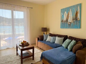 Apartamento (Two Bedroom Apartment with Balcony) | Sala | Televisor de ecrã plano de 32 polegadas com canais via satélite
