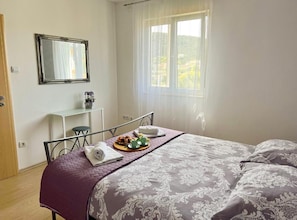 Apartamento (Two Bedroom Apartment with Balcony) | 2 quartos, berços/camas para crianças