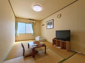 Quarto individual em estilo japonês, fumadores, casa de banho partilhada (for 1 pax) | Edredões de penas, Wi-fi grátis, roupa de cama fornecida 