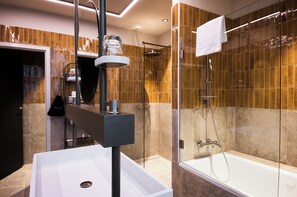 Suíte júnior, 2 camas de casal | Banheiro | Chuveiro com efeito de chuva, produtos de toalete grátis