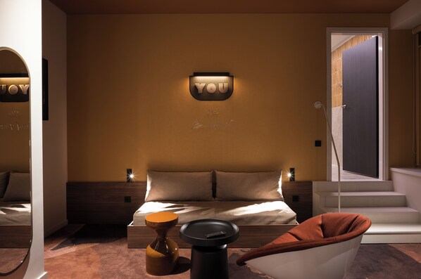 Suíte júnior, 2 camas de casal | Área de estar | TV LED 65 polegadas com canais digitais, Netflix, pebolim