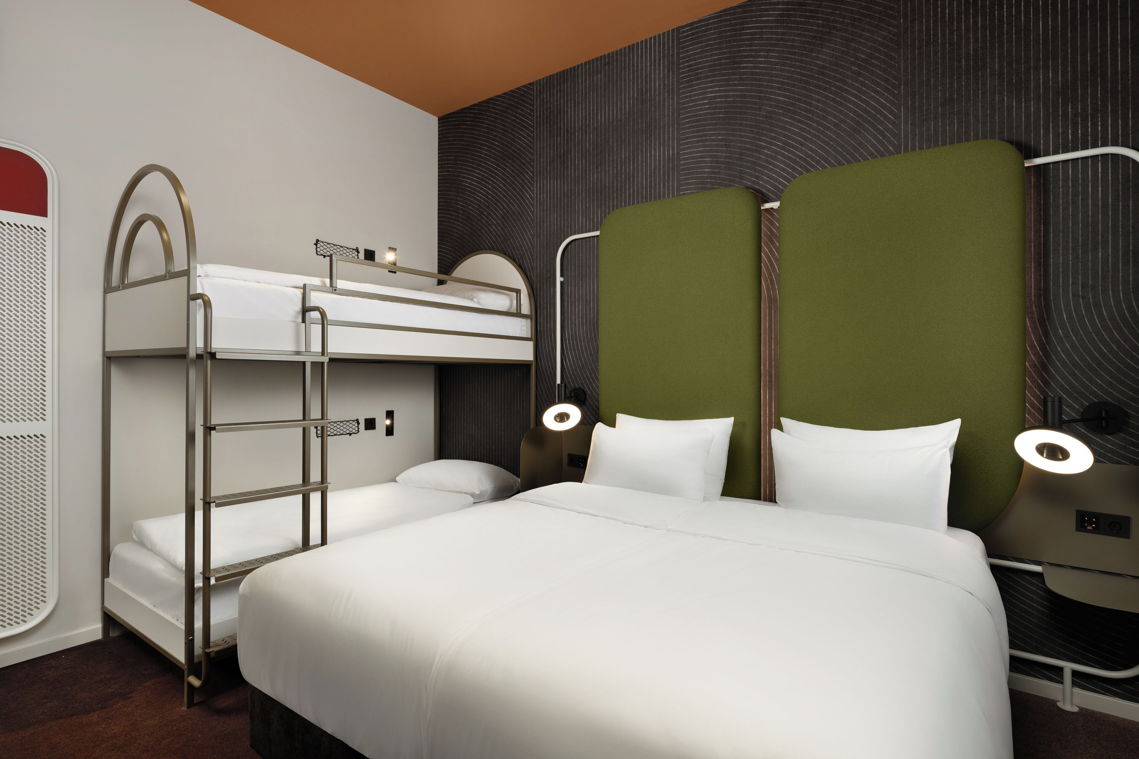 Quarto luxo, várias camas | Cortinas blackout, Wi-Fi de cortesia, roupa de cama