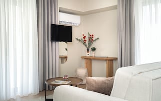 Suíte estúdio superior, sacada | Área de estar | Smart TV 42 polegadas com canais a cabo