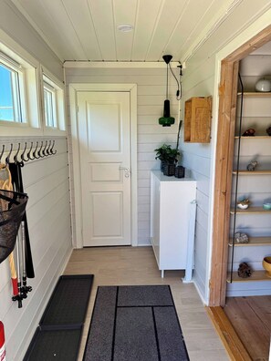 Cabine, 5 quartos, fumadores, pátio | Entrada