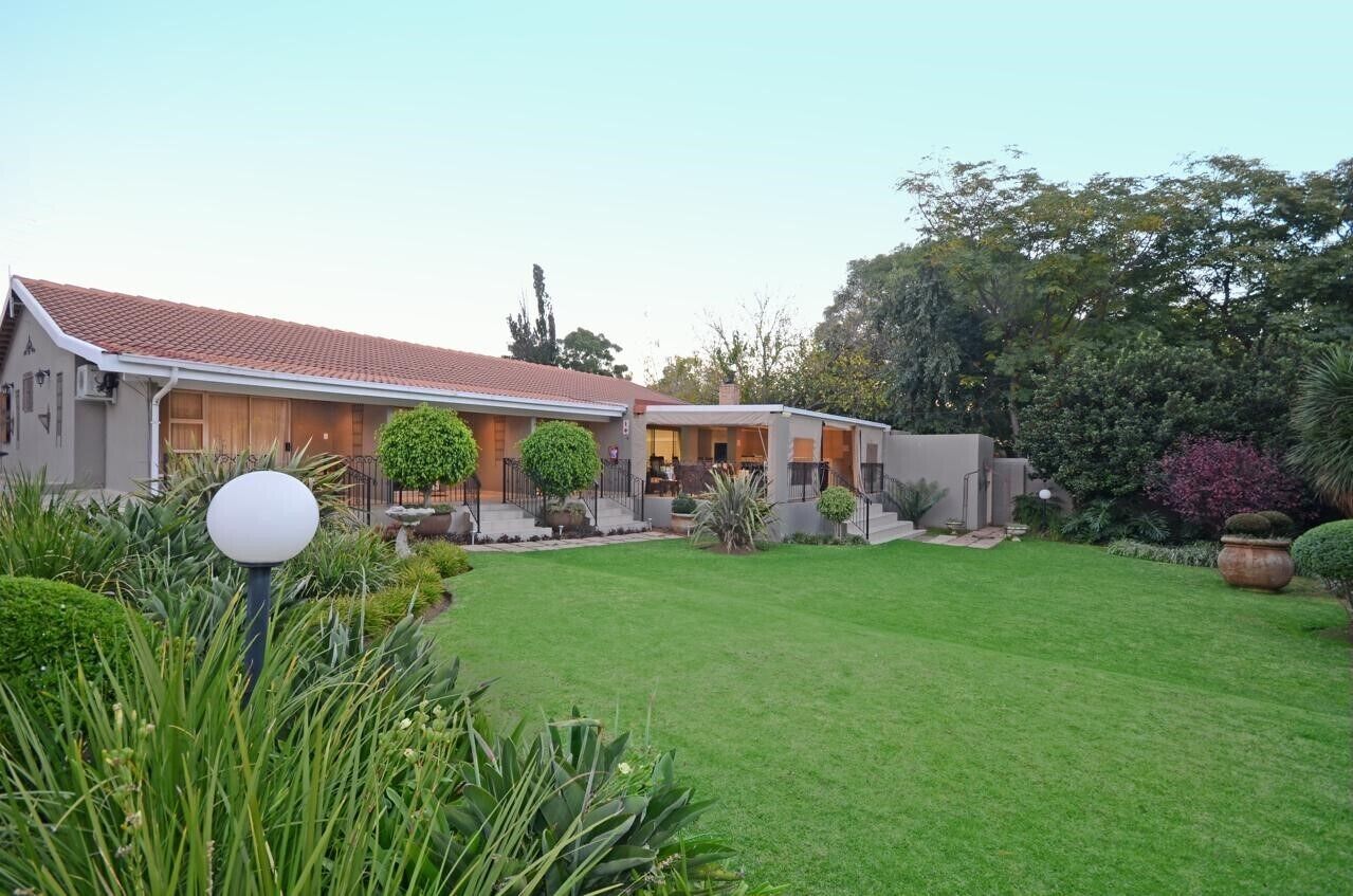 Quarto casal clássico, sacada, vista para o jardim | Vista do quarto