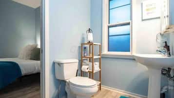 Um polibã, um chuveiro fixo, artigos de higiene ecológicos