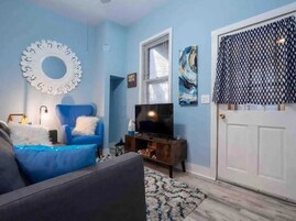 Casa Exclusiva, aceitam-se animais de estimação | Sala de estar | Smart TV de 55 de polegadas com canais digitais, Netflix, Hulu
