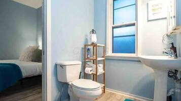 Um polibã, um chuveiro fixo, artigos de higiene ecológicos