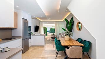 Apartamento (3 Bedrooms) | Refeições no quarto