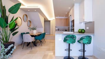 Apartamento (3 Bedrooms) | Cozinha privada | Um frigorífico/congelador grande, um micro-ondas, um forno