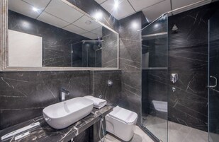 Quarto Duplo ou Twin de Luxo, Vista para a cidade | Casa de banho | Sabão, champô, papel higiénico