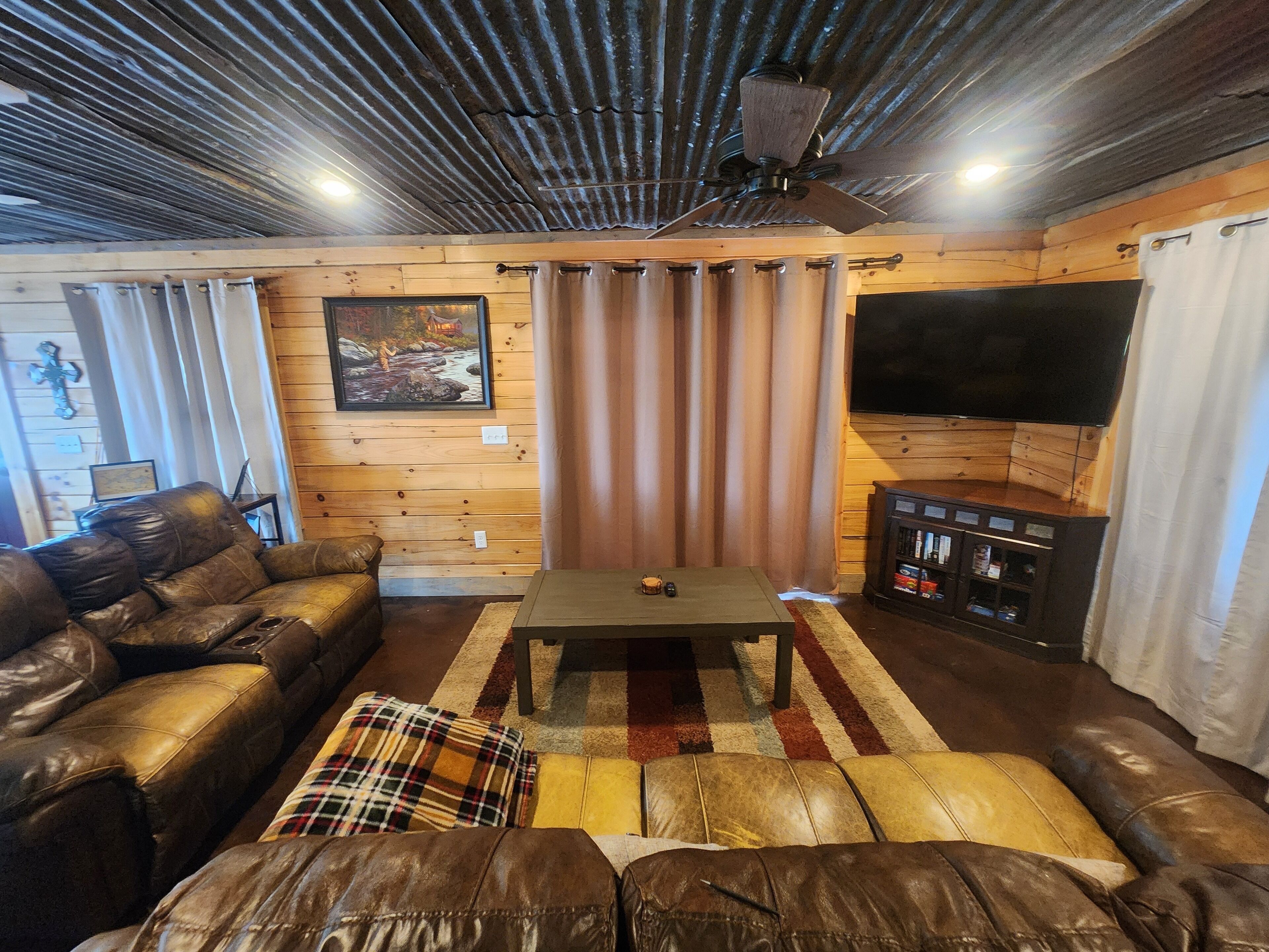 Hollyns House: Charming River Cabin Just Steps From Cold Water Grill - Heber Springs, AR