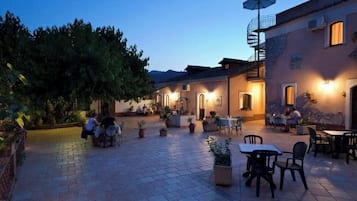 Quarto casal ou duplo conforto, vista para o jardim | Terraço/pátio
